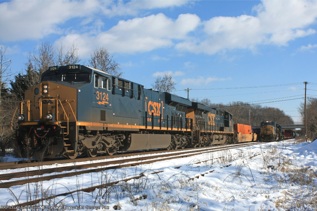 CSX 3124 and train Q031